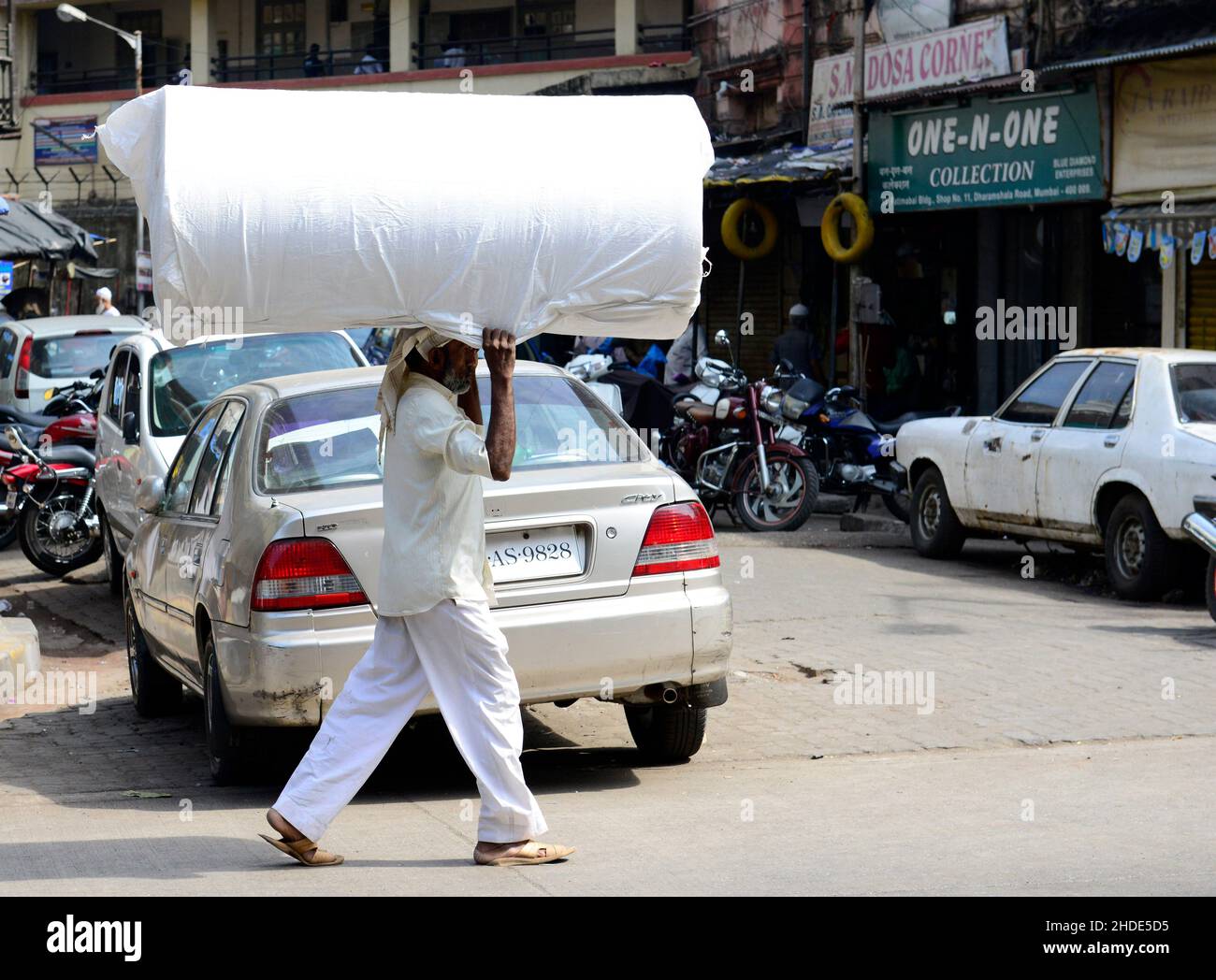 Man carrying heavy load hi-res stock photography and images - Alamy