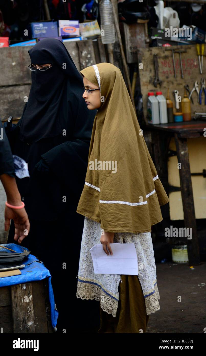 Veiled Indian Muslim women in Mumbai, India Stock Photo - Alamy