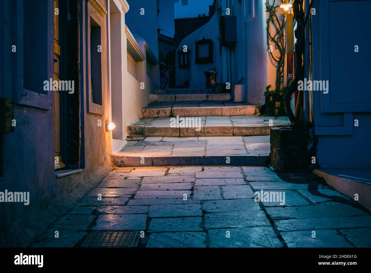 Narrow dark horror street night hi-res stock photography and images - Alamy