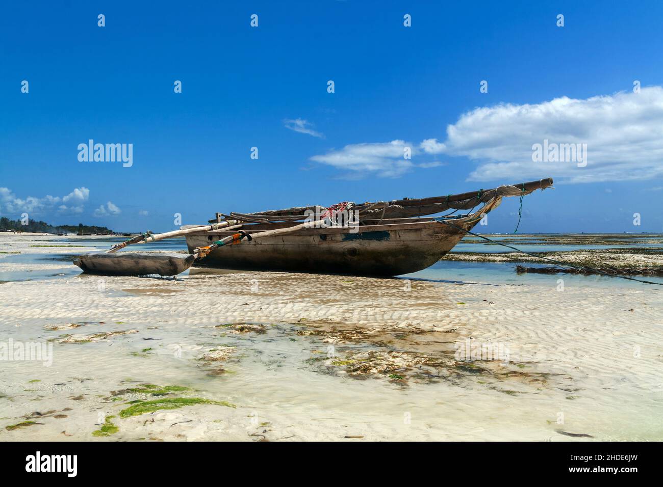African boat hi-res stock photography and images - Alamy