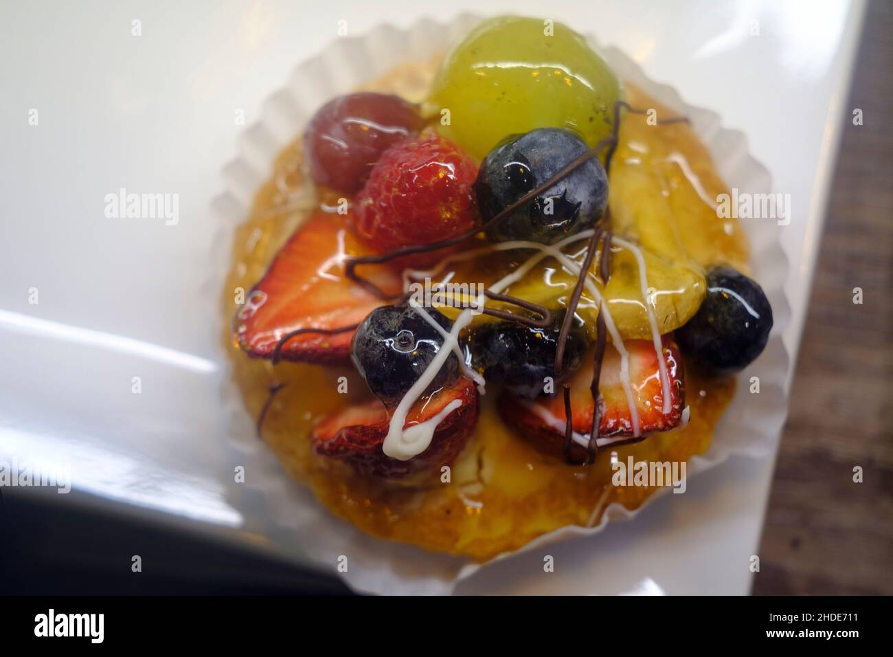 Mini grapes fruit tart hi-res stock photography and images - Alamy