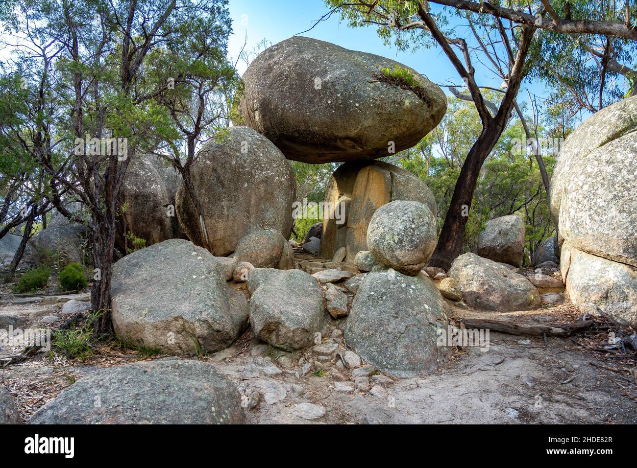 The Arches granite rock formation in Girraween National Park ...