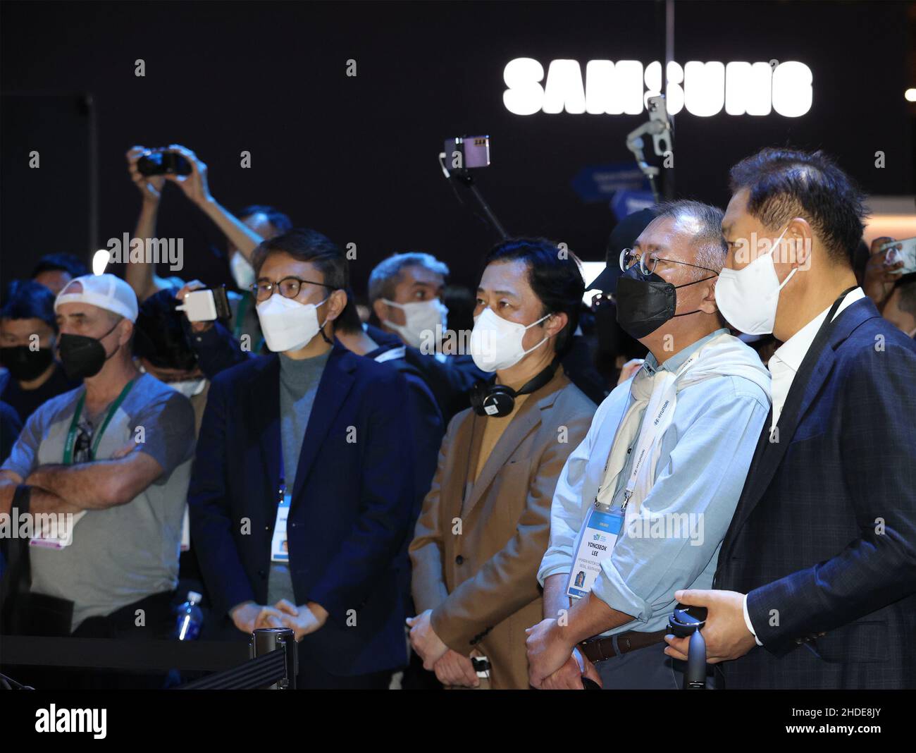 06th Jan, 2022. Hyundai chairman at Samsung booth Euisun Chung (2nd ...
