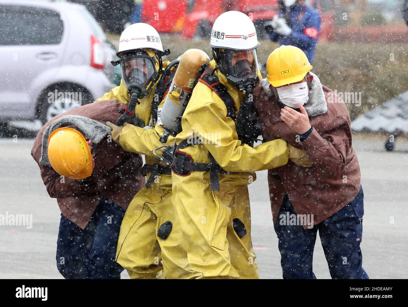 Tokyo, Japan. 6th Jan, 2022. Fire fighters of Tokyo Metropolitan Fire ...
