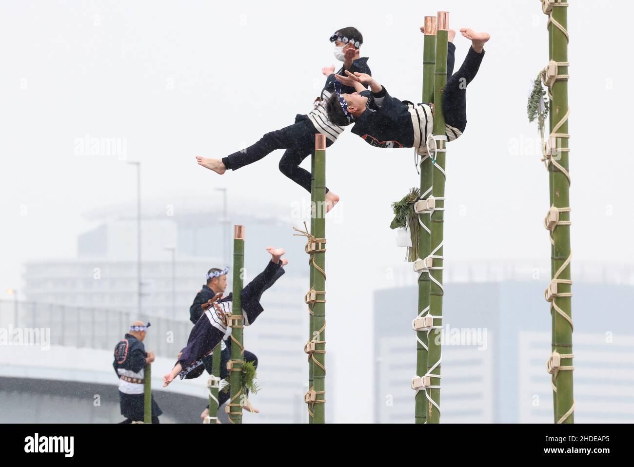 Tokyo, Japan. 6th Jan, 2022. Members of the Edo Firemanship ...