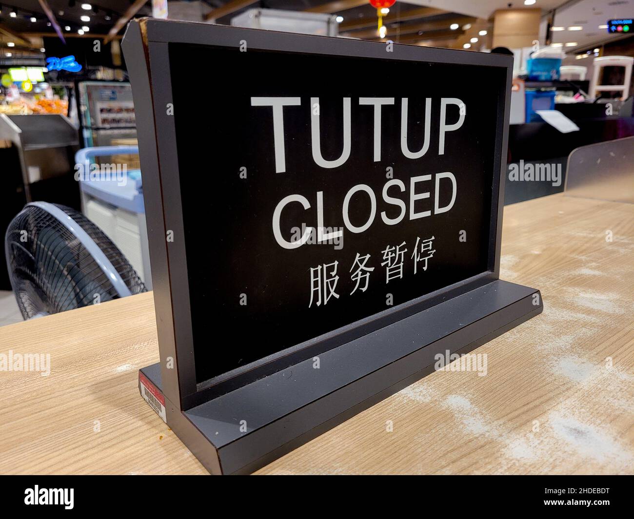 Closed sign on the counter Stock Photo - Alamy