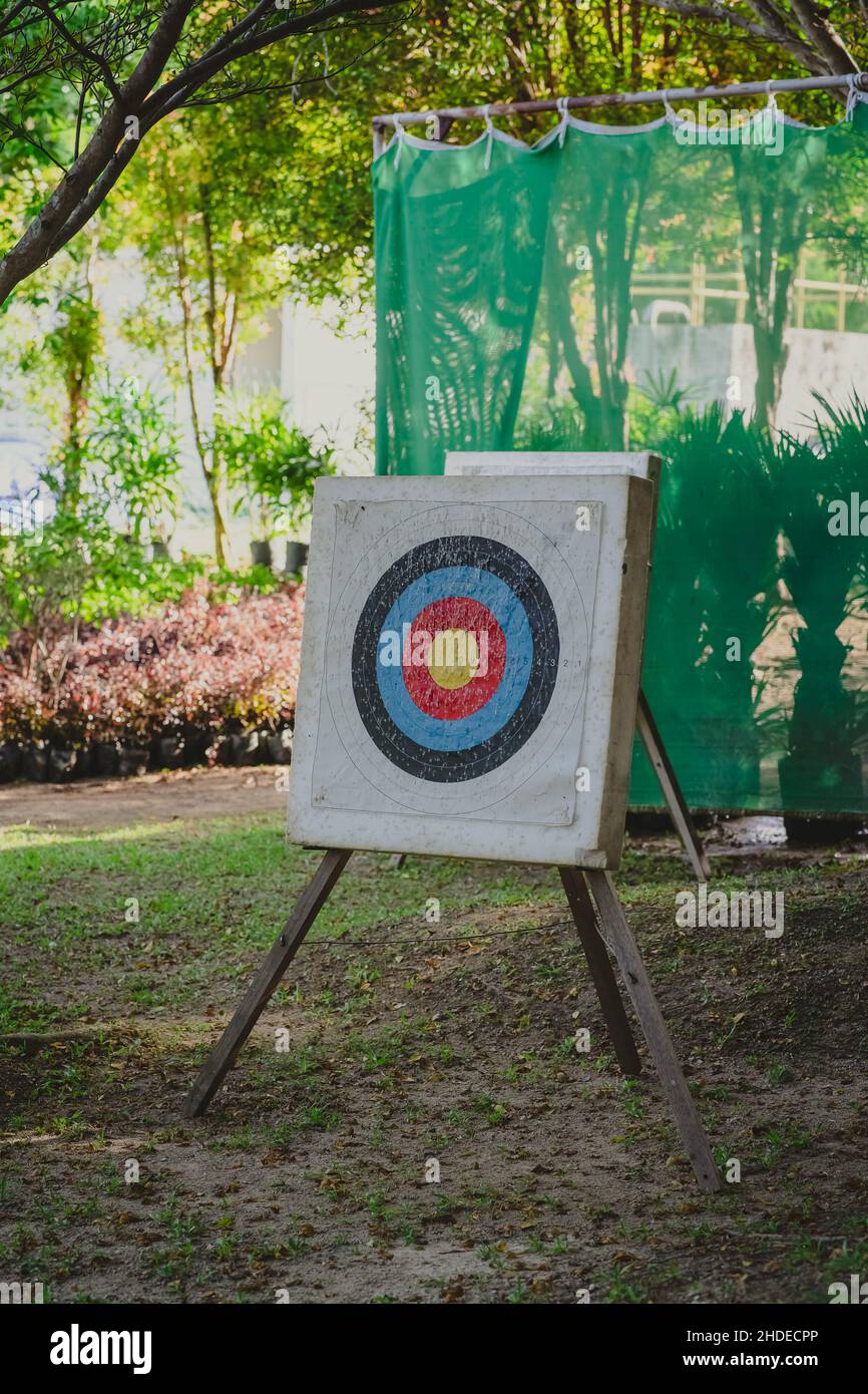 Arrow hit goal ring in archery target Stock Photo - Alamy
