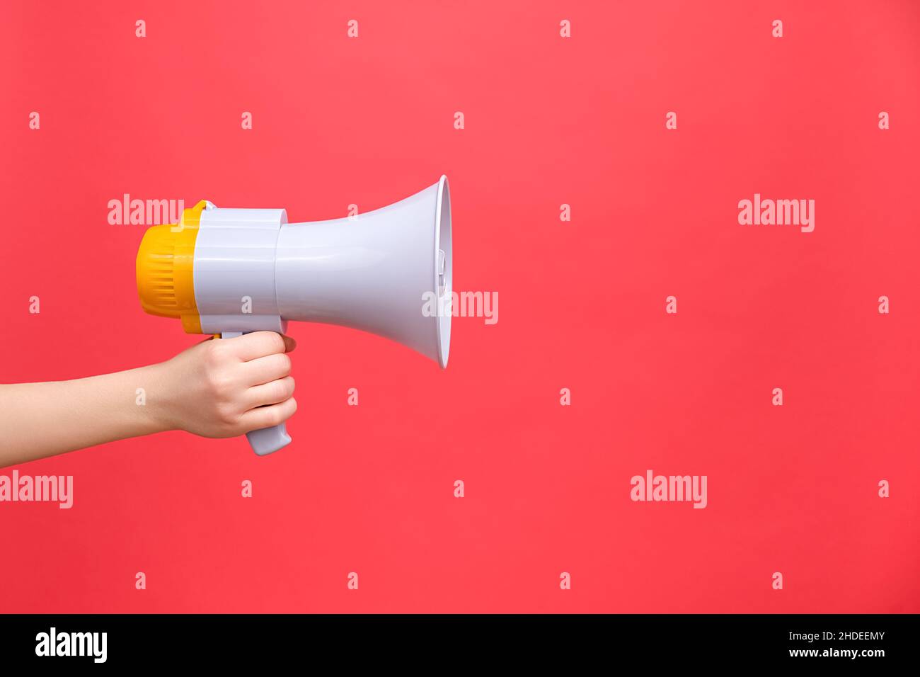 Hand holding bullhorn hi-res stock photography and images - Alamy