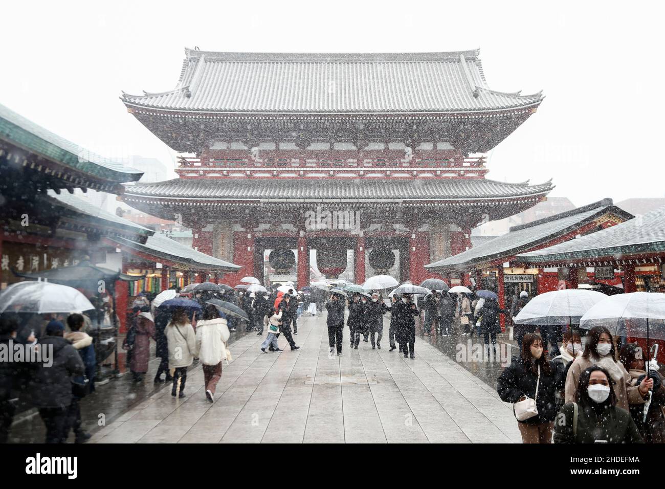 Tokyo, Japan. 6th Jan, 2022. Snow falls over the Sensoji Temple in ...