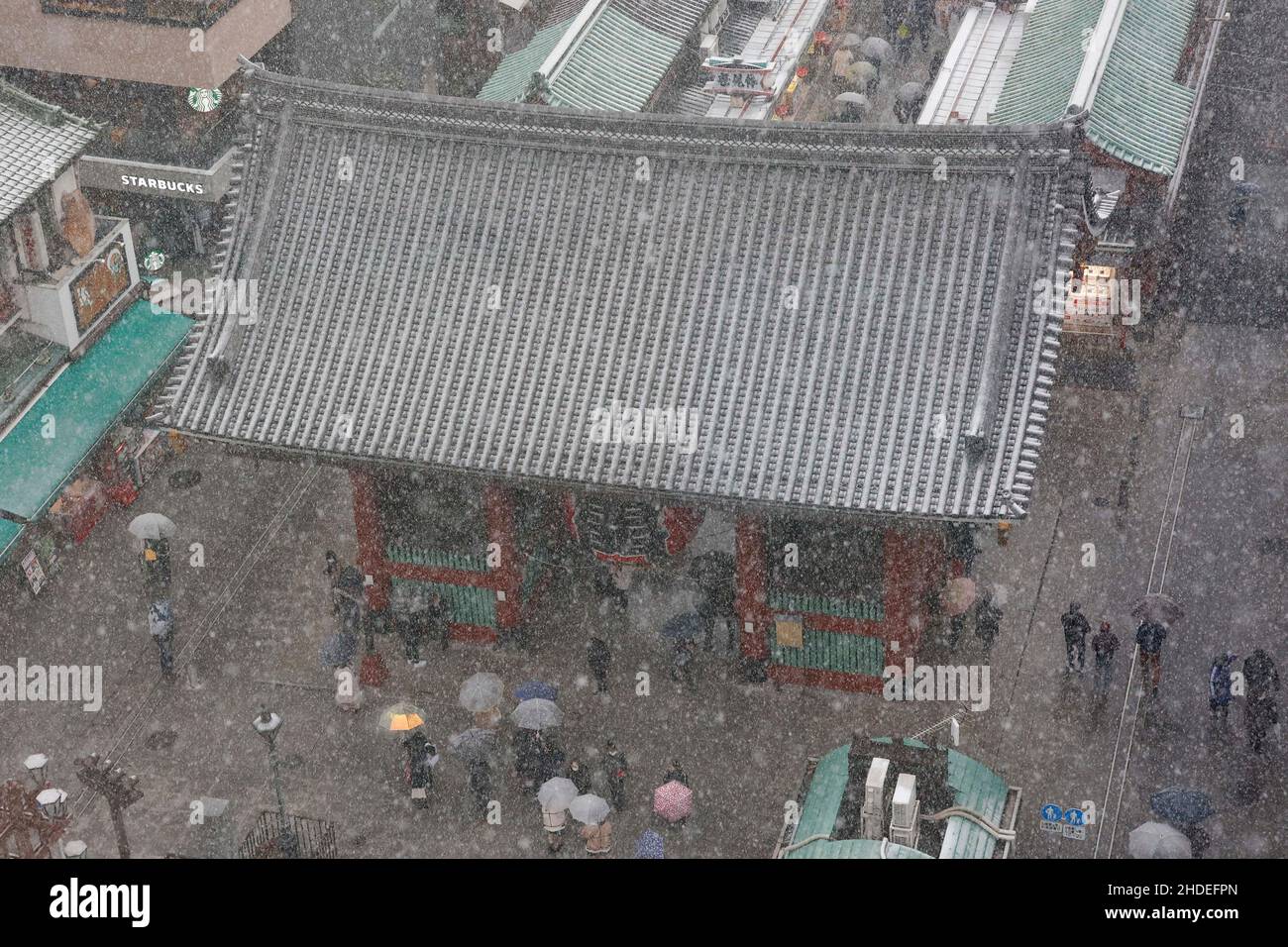 Tokyo, Japan. 6th Jan, 2022. Snow falls over the Sensoji Temple in ...