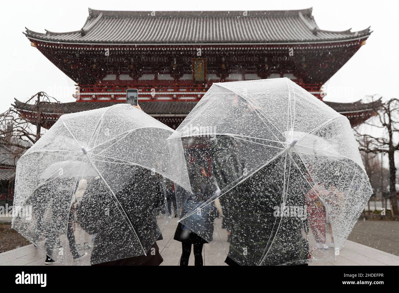 Tokyo, Japan. 6th Jan, 2022. Snow falls over the Sensoji Temple in ...