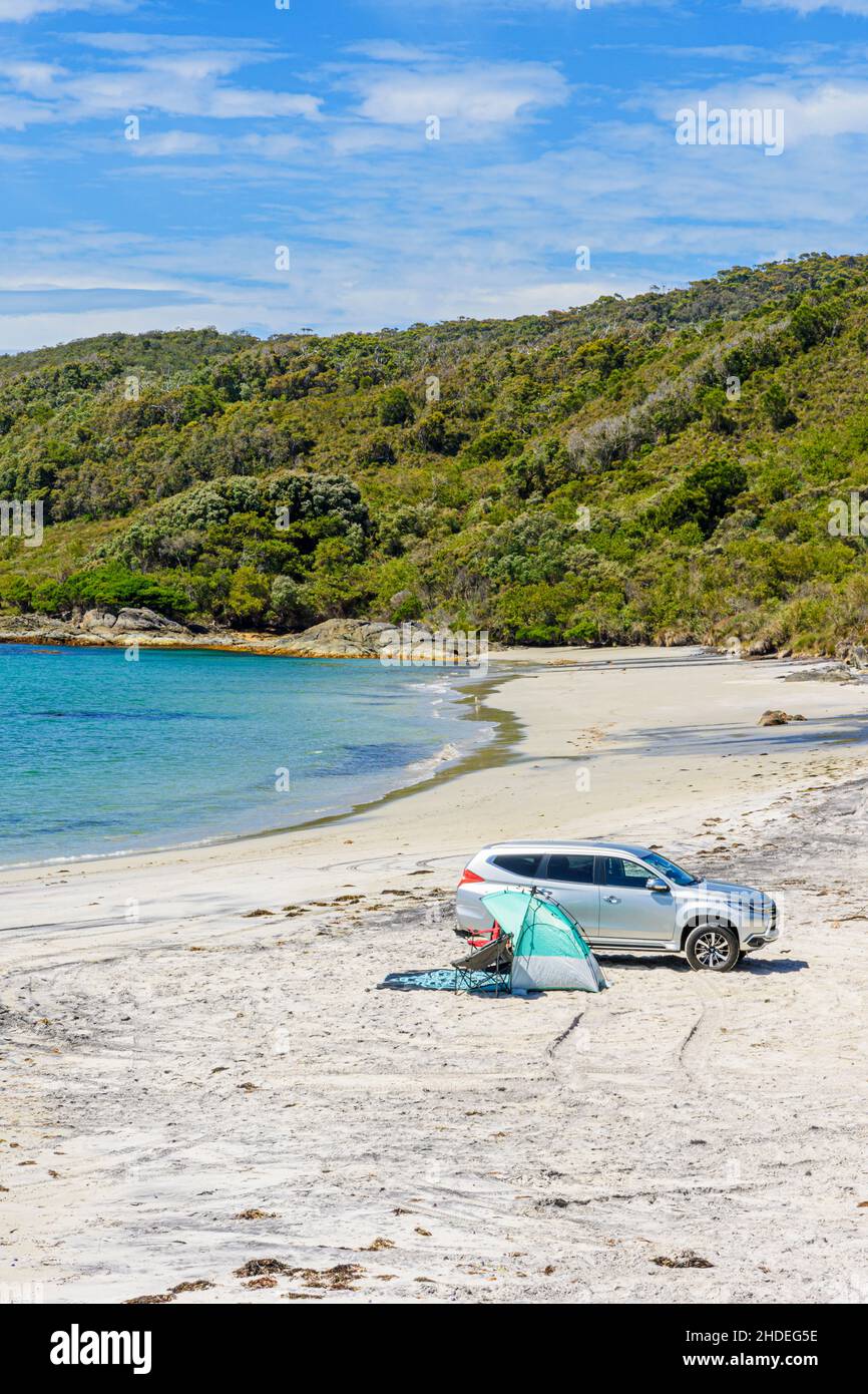 Car next to beach hi-res stock photography and images - Alamy