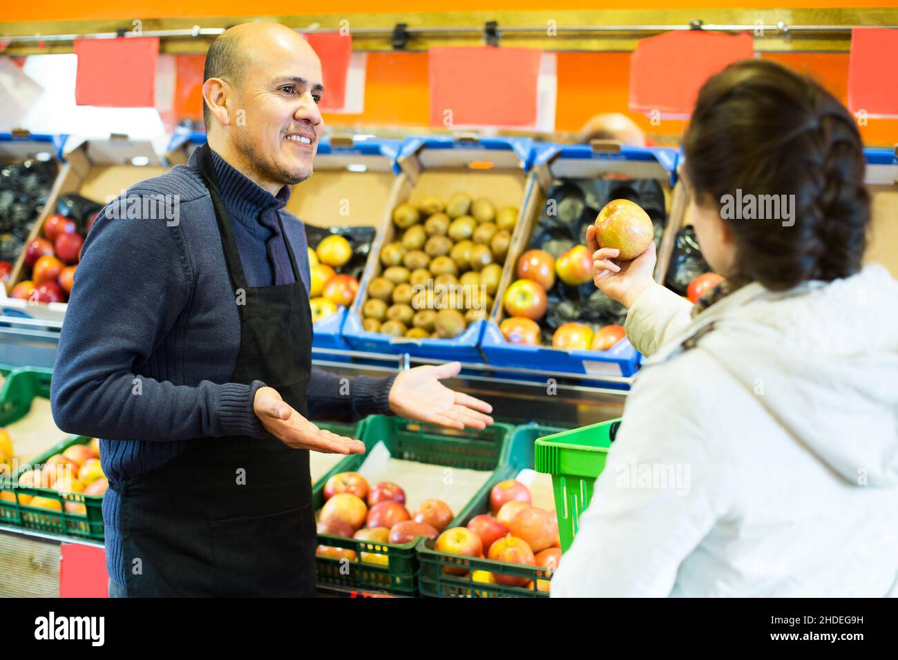 Senior buying fruits hi-res stock photography and images - Alamy