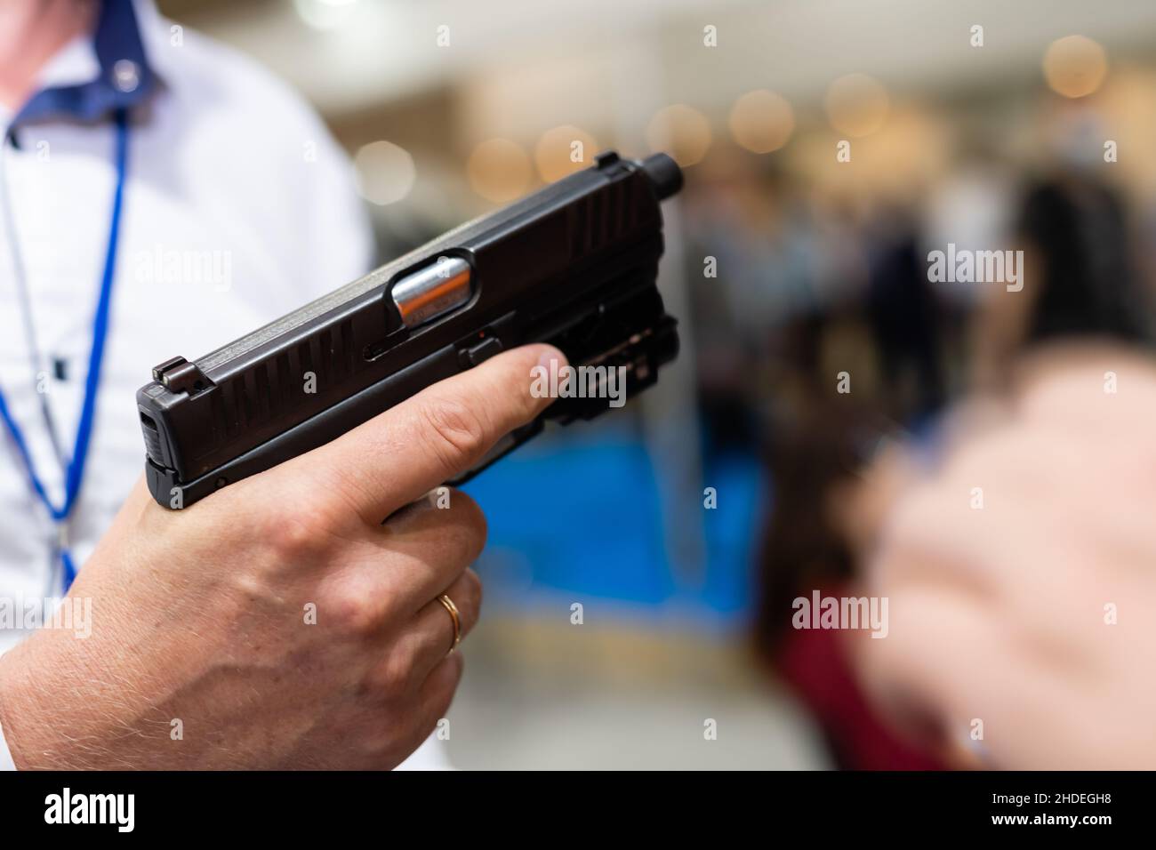 hand holding a semi automatic handgun Stock Photo - Alamy