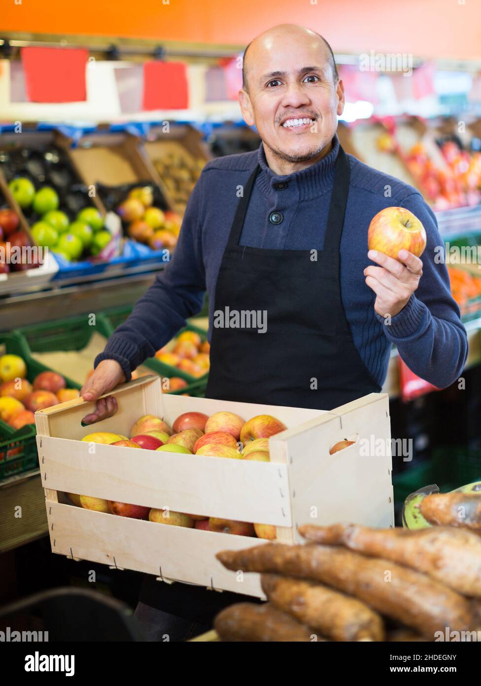 Salesman working in fruit section Stock Photo - Alamy
