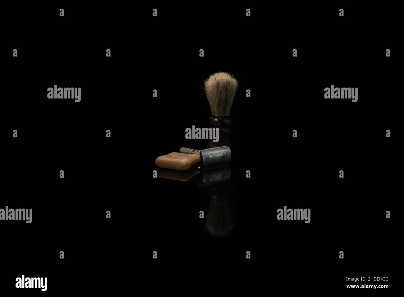 Rusty Old Fashioned Shaving Kit Stock Photo - Alamy