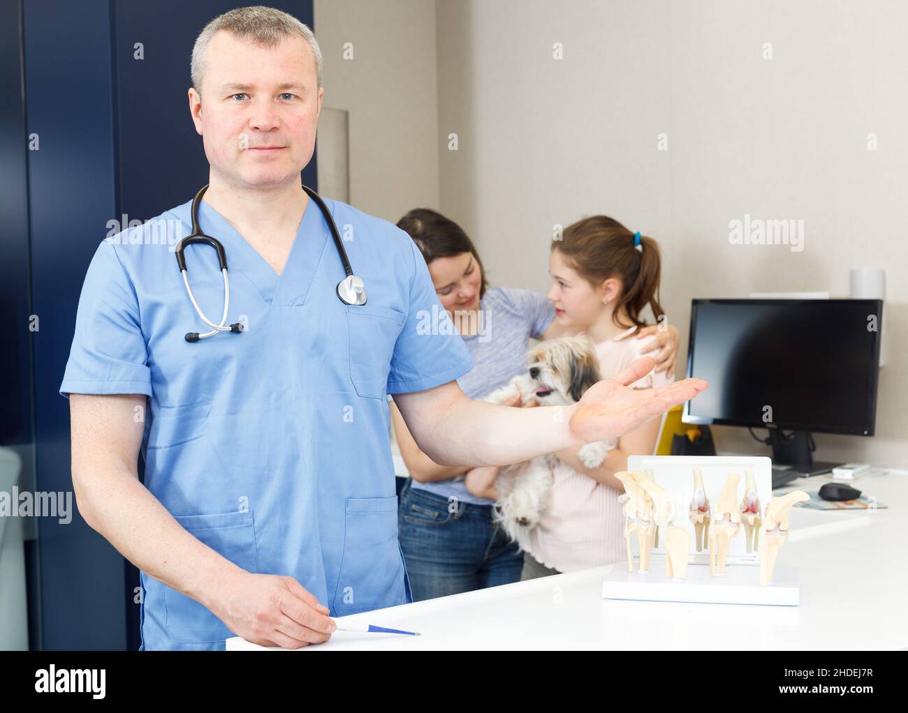 Male veterinarian and equipment hi-res stock photography and images - Alamy