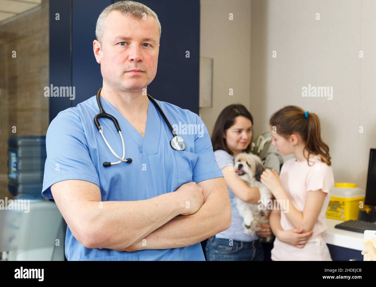 Male vet office hi-res stock photography and images - Alamy