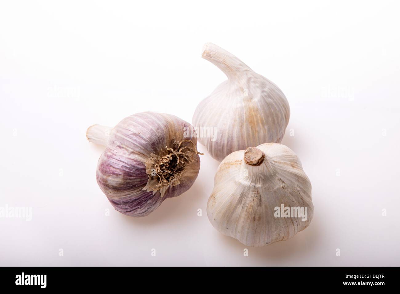 Garlic isolated on white background close up. Raw garlic with clove ...