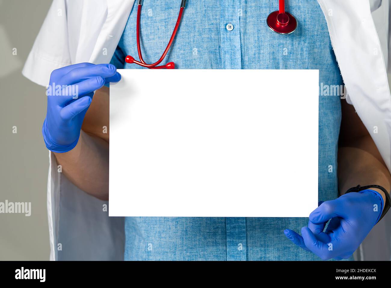 Doctor holding white mockup poster. medecine mockup Stock Photo - Alamy