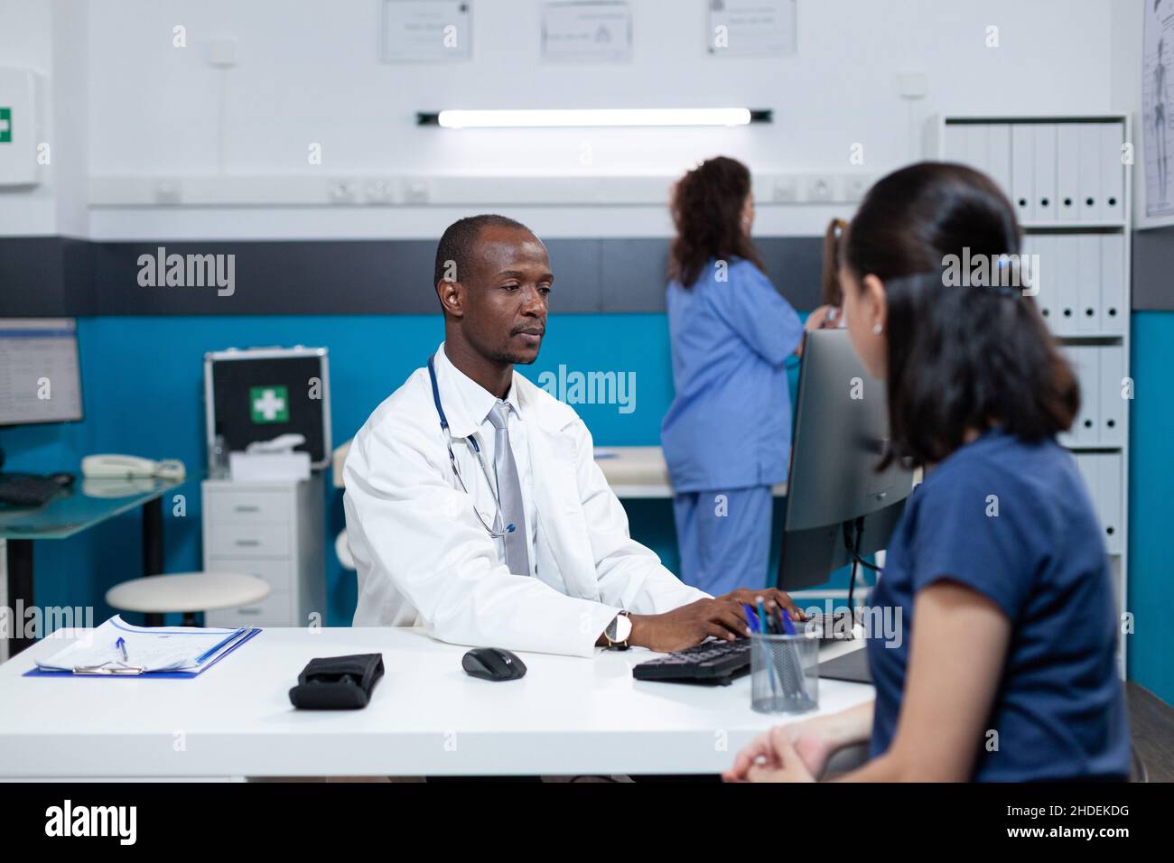 African american pediatrician doctor discussing disease diagnostic with ...