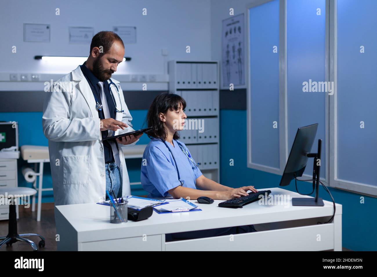 Doctor assistant team hi-res stock photography and images - Alamy
