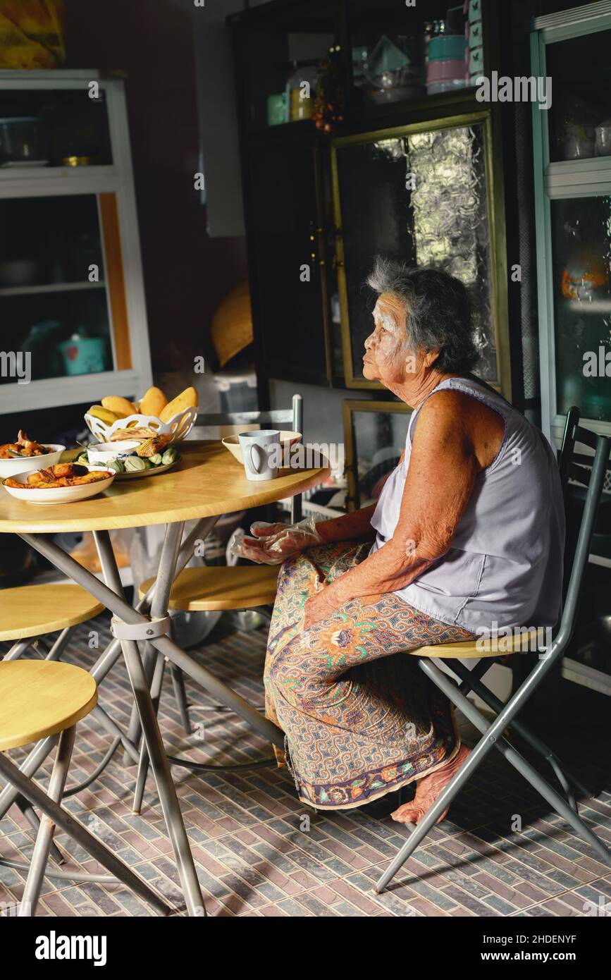 Family house table asia hi-res stock photography and images - Alamy