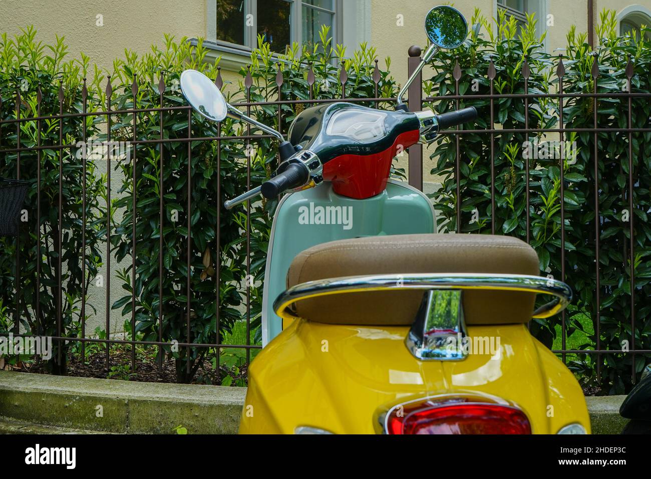 Green vespa hi-res stock photography and images - Alamy