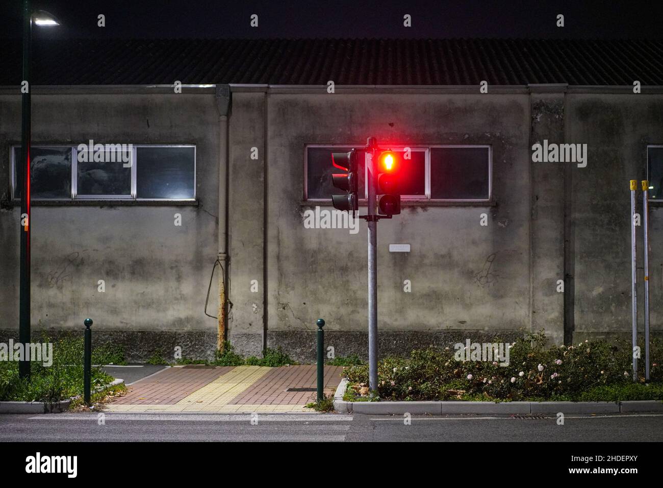 Pedestrian crossing sign red hi-res stock photography and images - Alamy