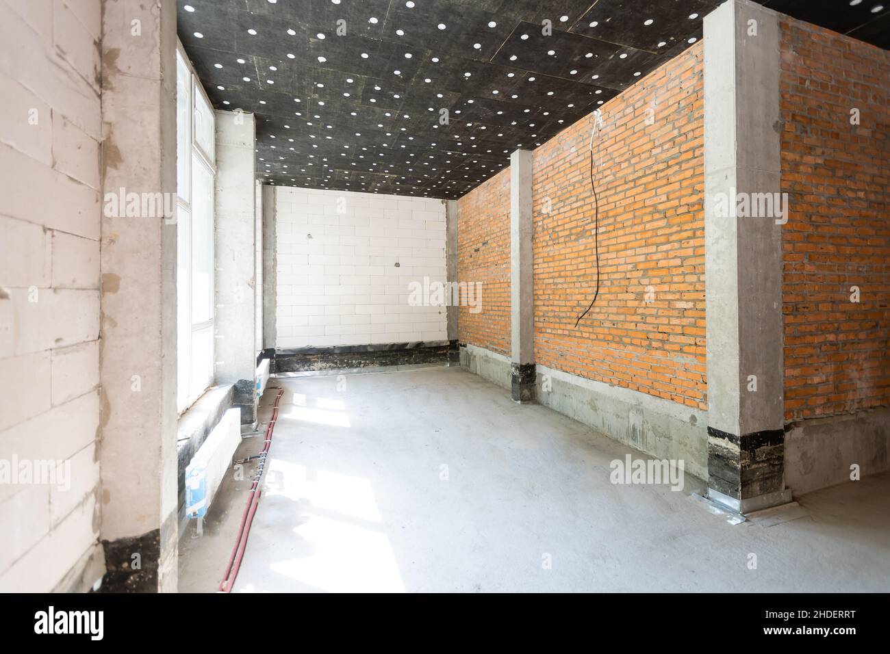 Empty large room in apartment before renovation Stock Photo - Alamy