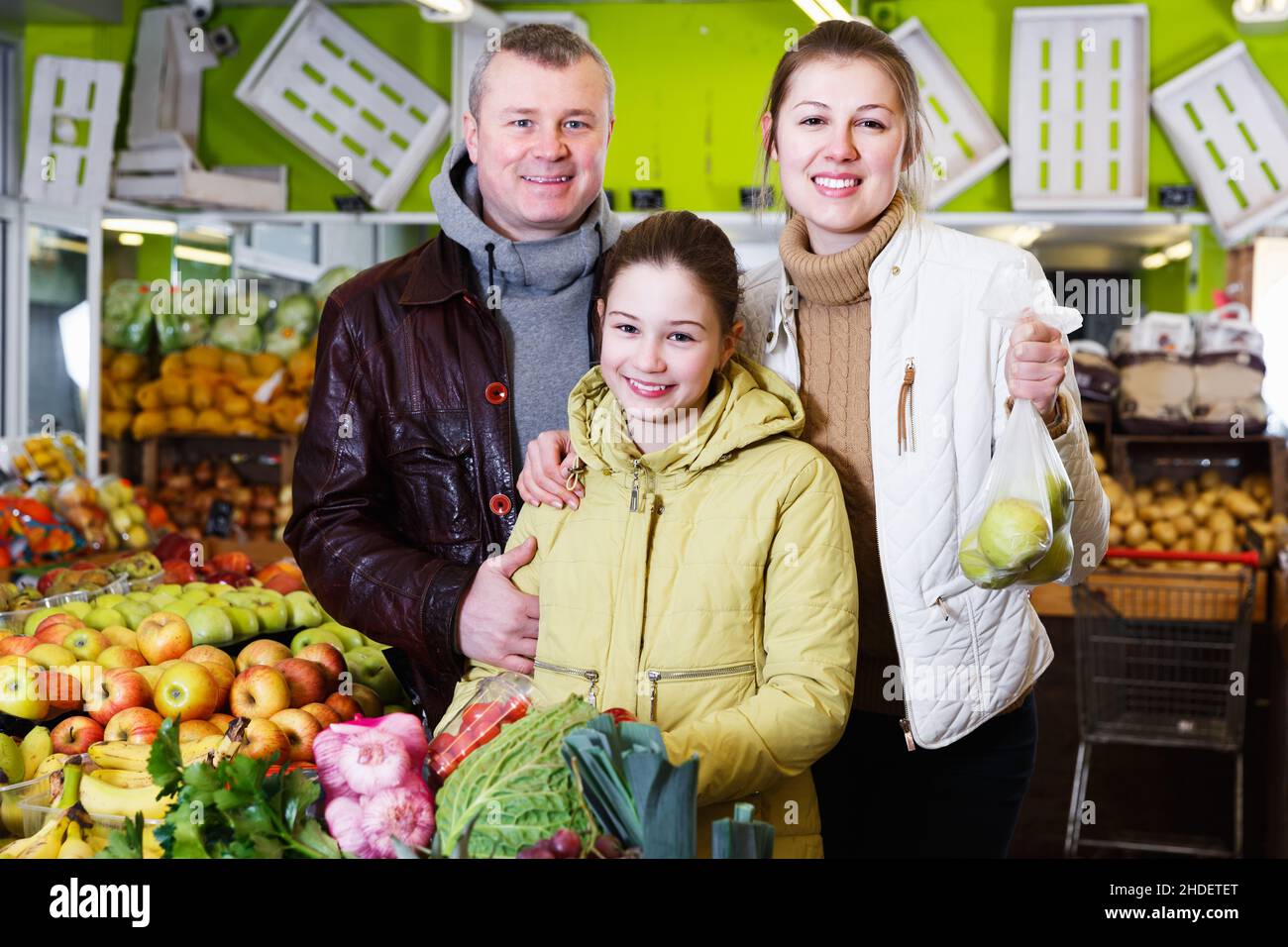 Family with purchases in fruit market Stock Photo - Alamy
