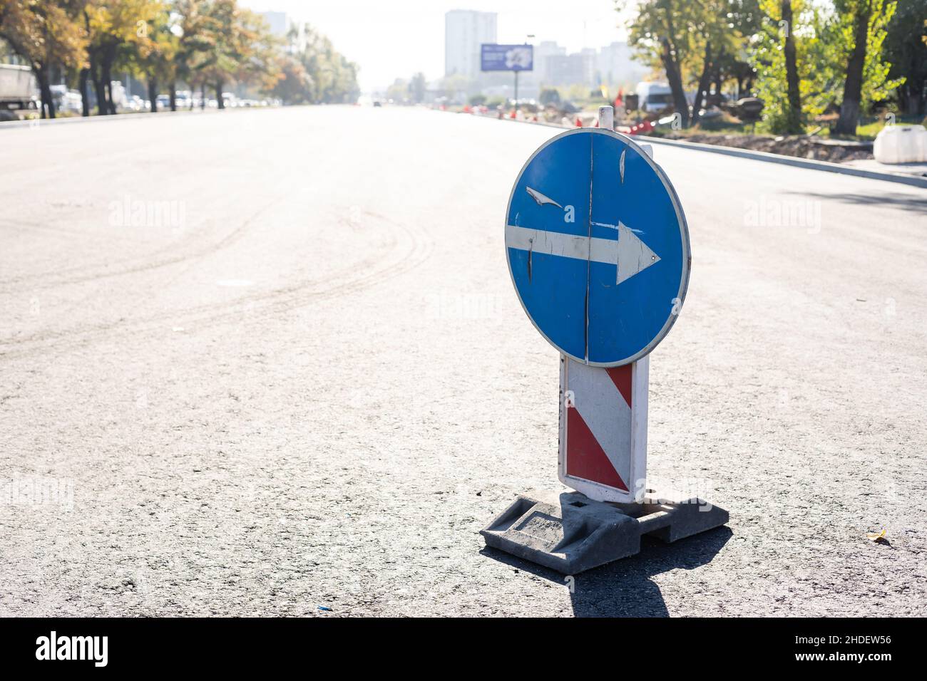 One way right arrow signal hi-res stock photography and images - Alamy