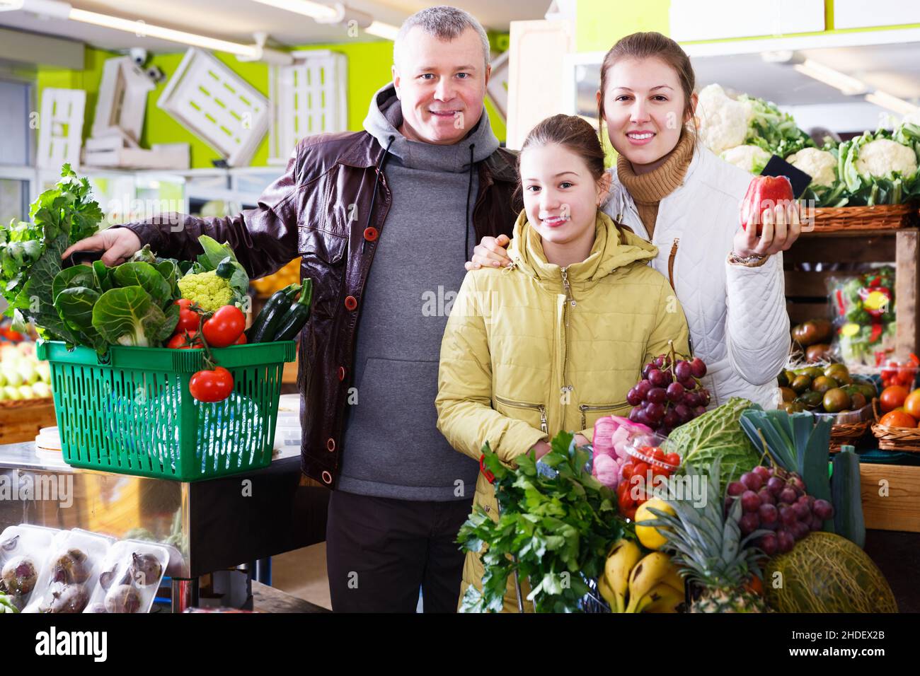 Family with purchases in fruit market Stock Photo - Alamy