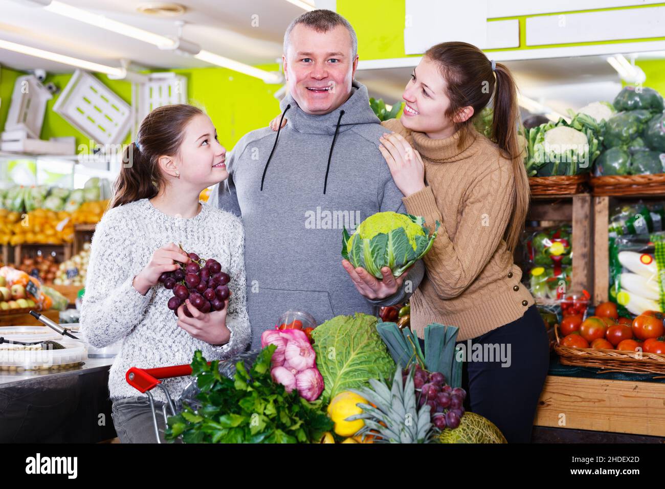 Family with purchases in fruit market Stock Photo - Alamy