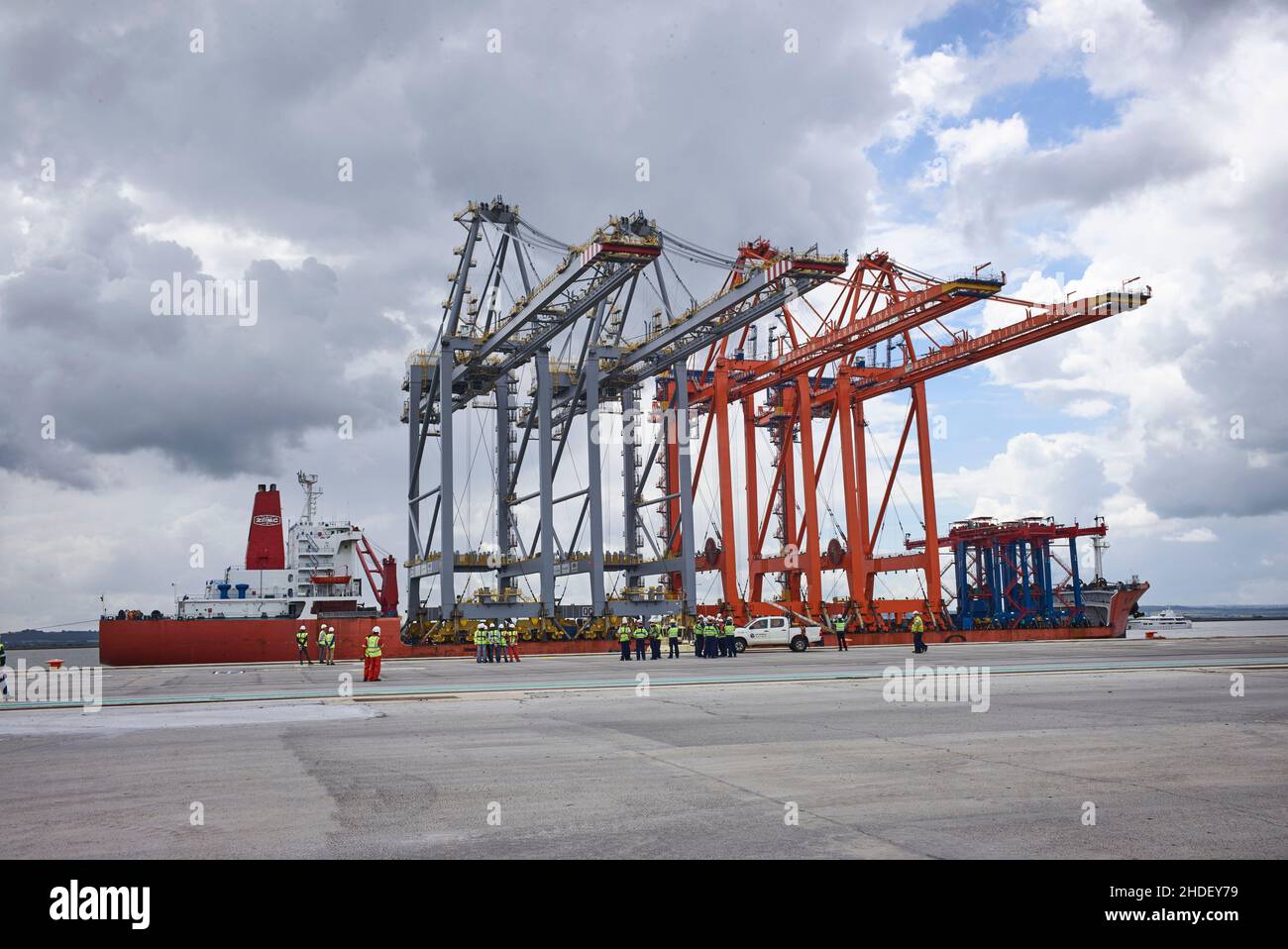 DP World London gateway, quay crane arrival, shipping containers Stock ...