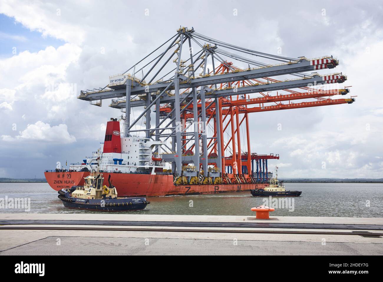 DP World London gateway, quay crane arrival, shipping containers Stock ...