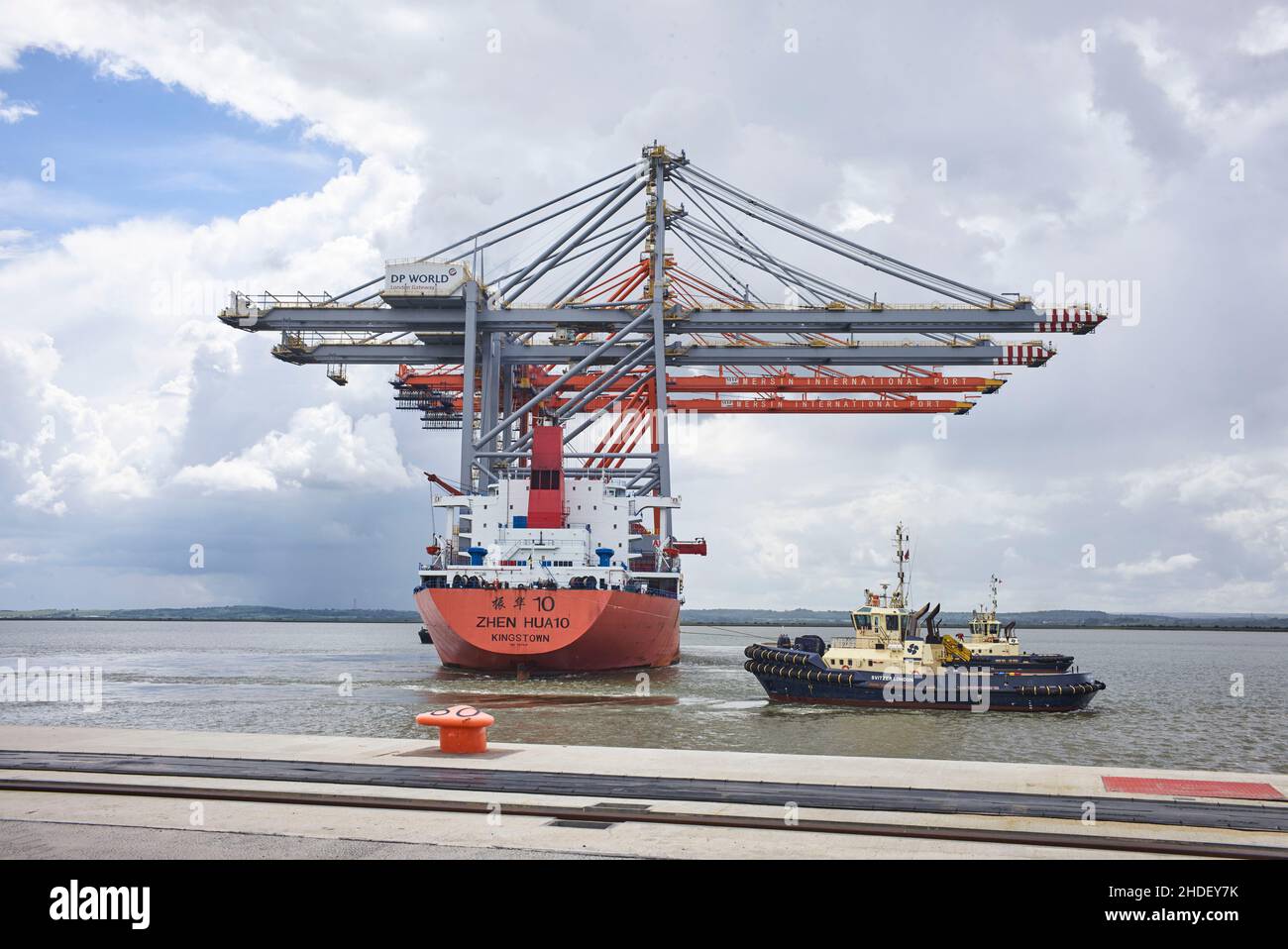 DP World London gateway, quay crane arrival, shipping containers Stock ...