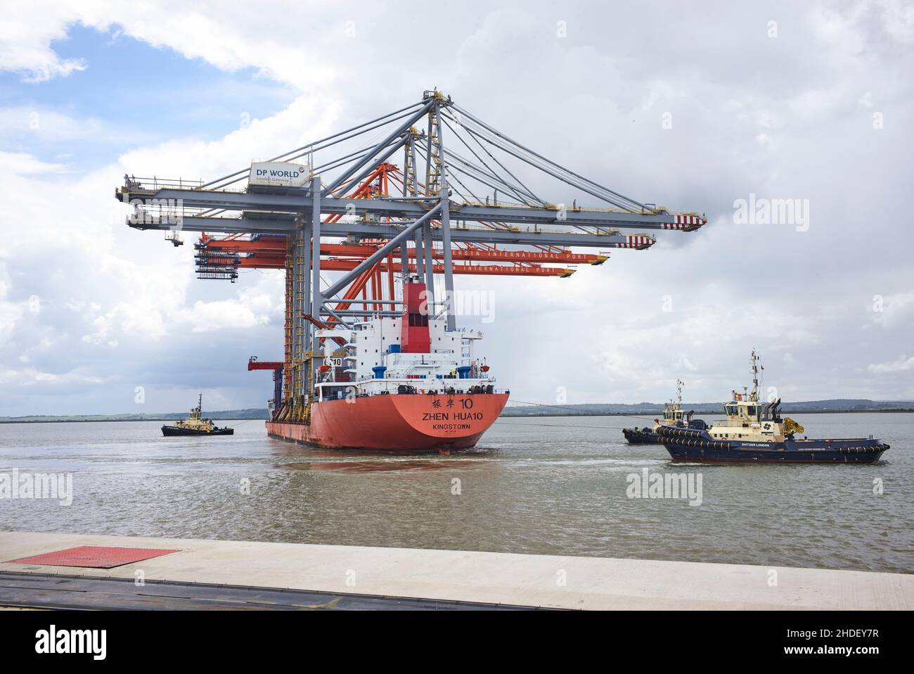 London gateway containers hi-res stock photography and images - Alamy