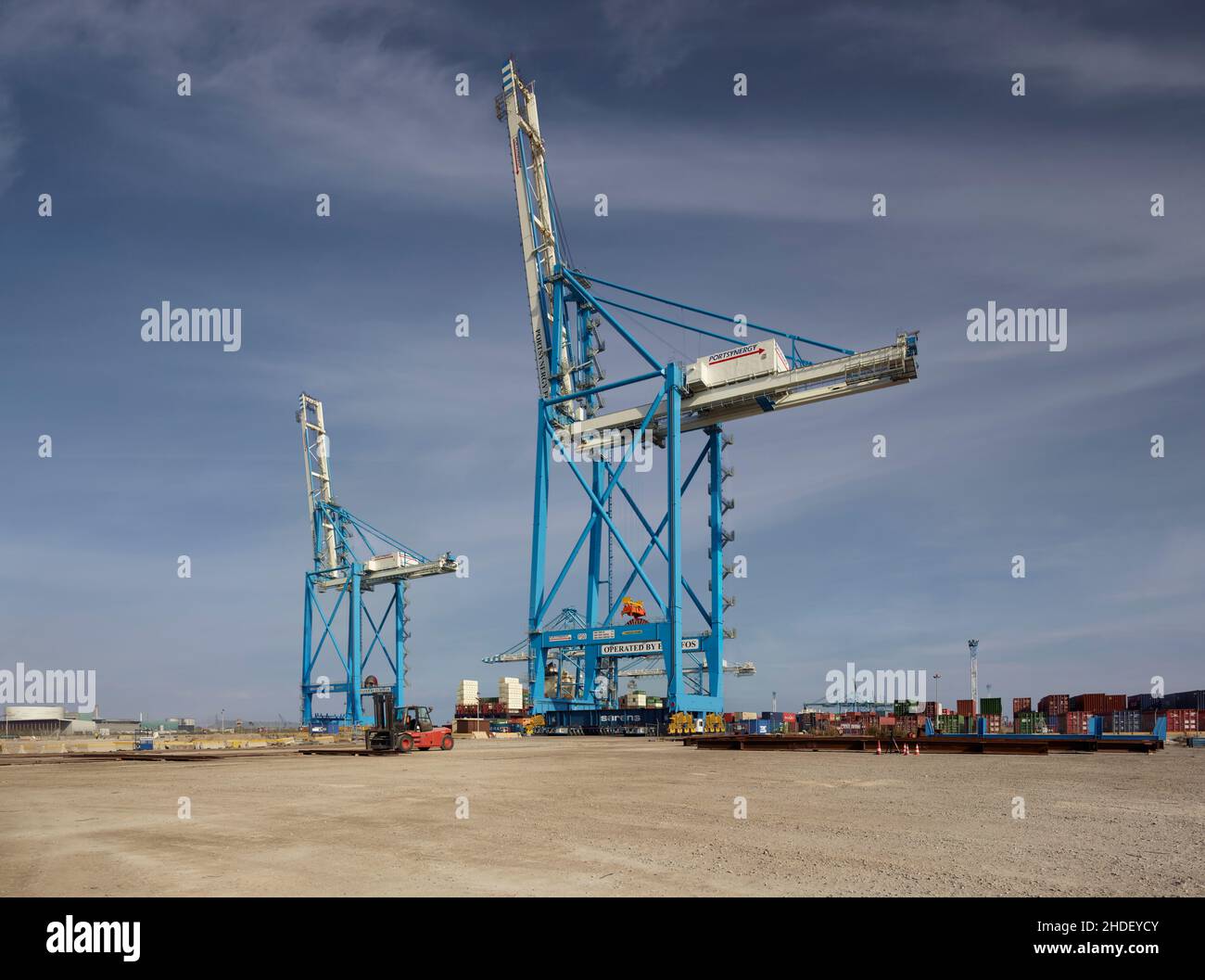 Quay cranes hi-res stock photography and images - Alamy