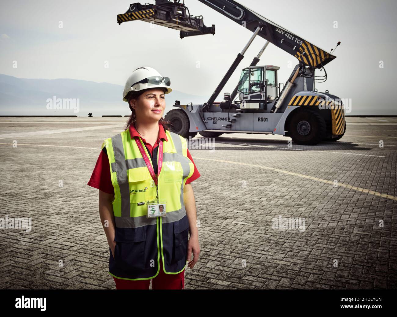 Reach stacker hi-res stock photography and images - Alamy