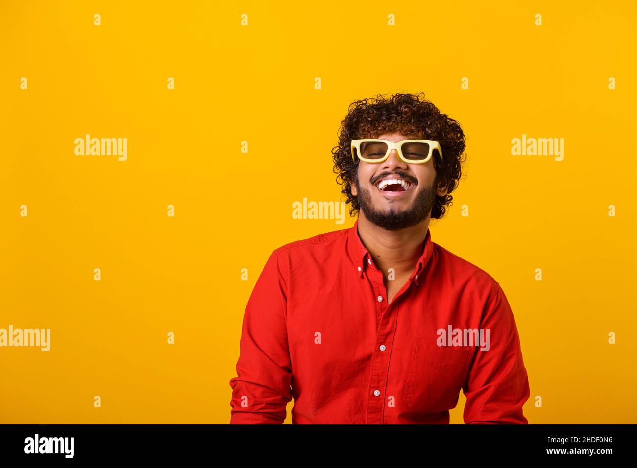 Positive bearded man laughing out loud, chuckling and hysterically ...