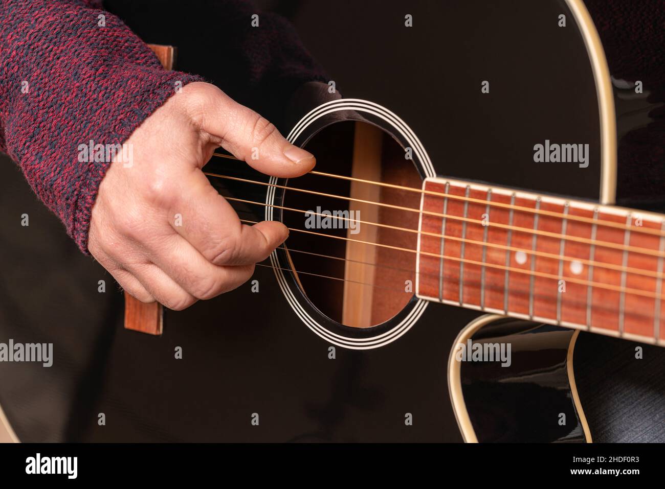 Hands on strings hi-res stock photography and images - Alamy