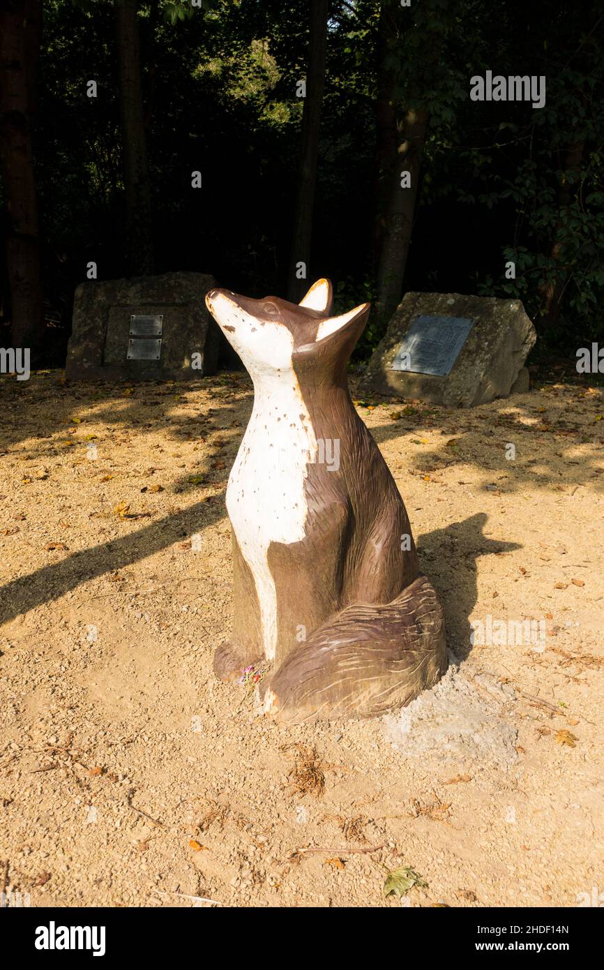 Wooden Carving of a Fox, Oldham, Greater Manchester, UK Stock Photo - Alamy