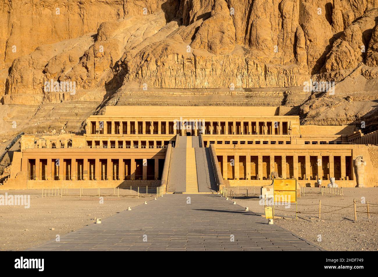 hatshepsut, dead temple, deir el bahari, hatshepsuts Stock Photo - Alamy