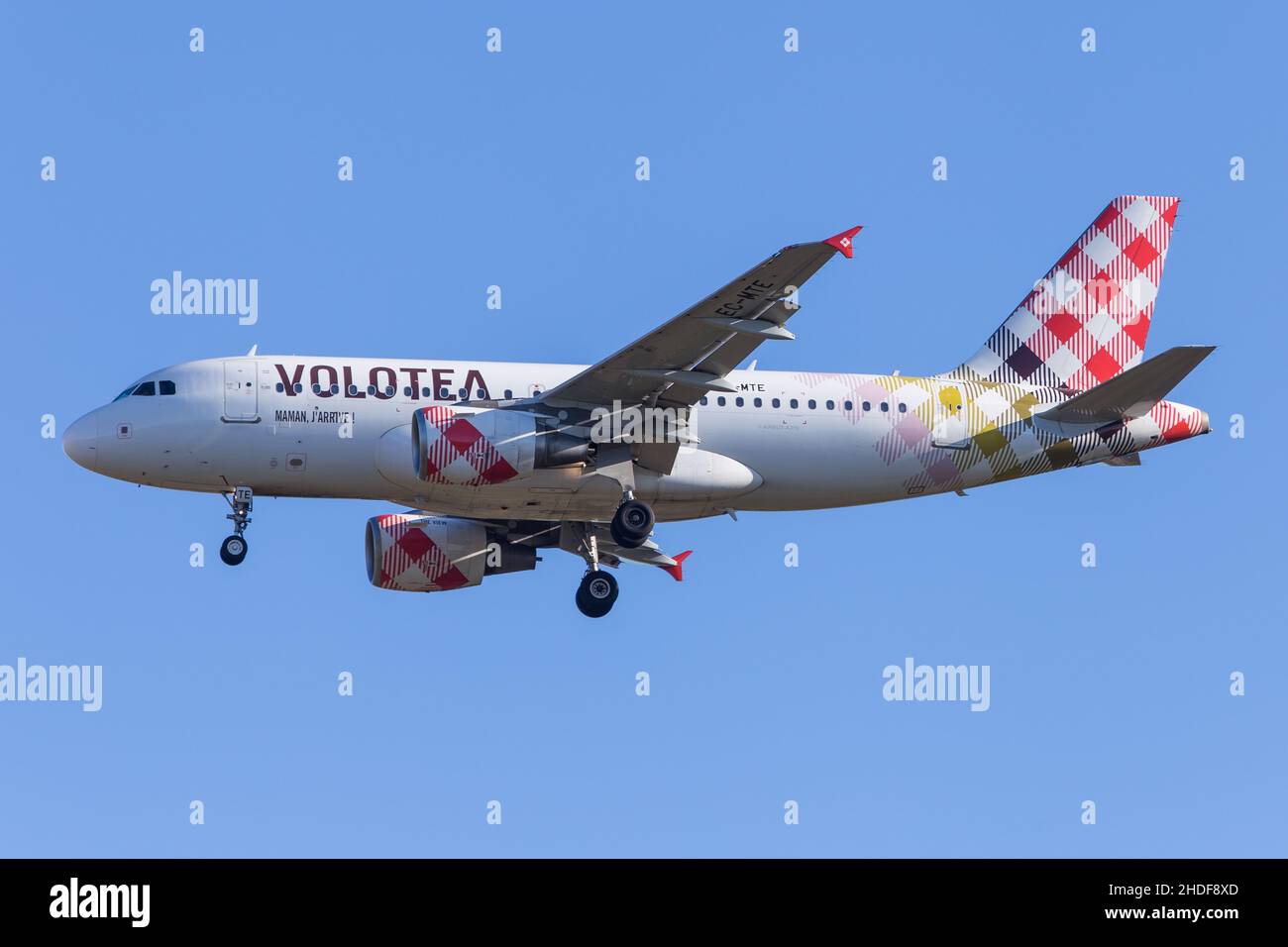 Volotea aircraft landing hi-res stock photography and images - Alamy