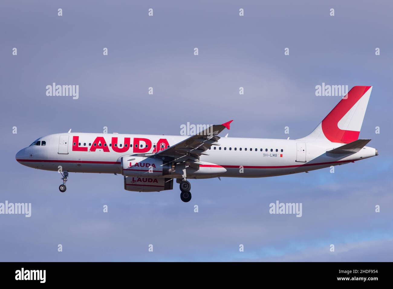 Lauda air and ryanair High Resolution Stock Photography and Images - Alamy