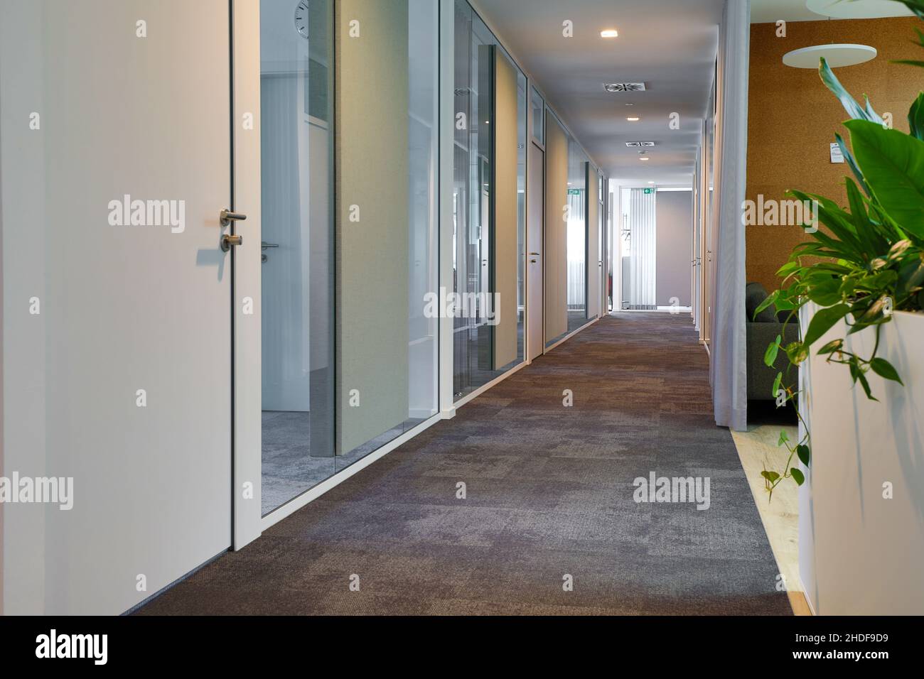 Office interiors designs hi-res stock photography and images - Alamy