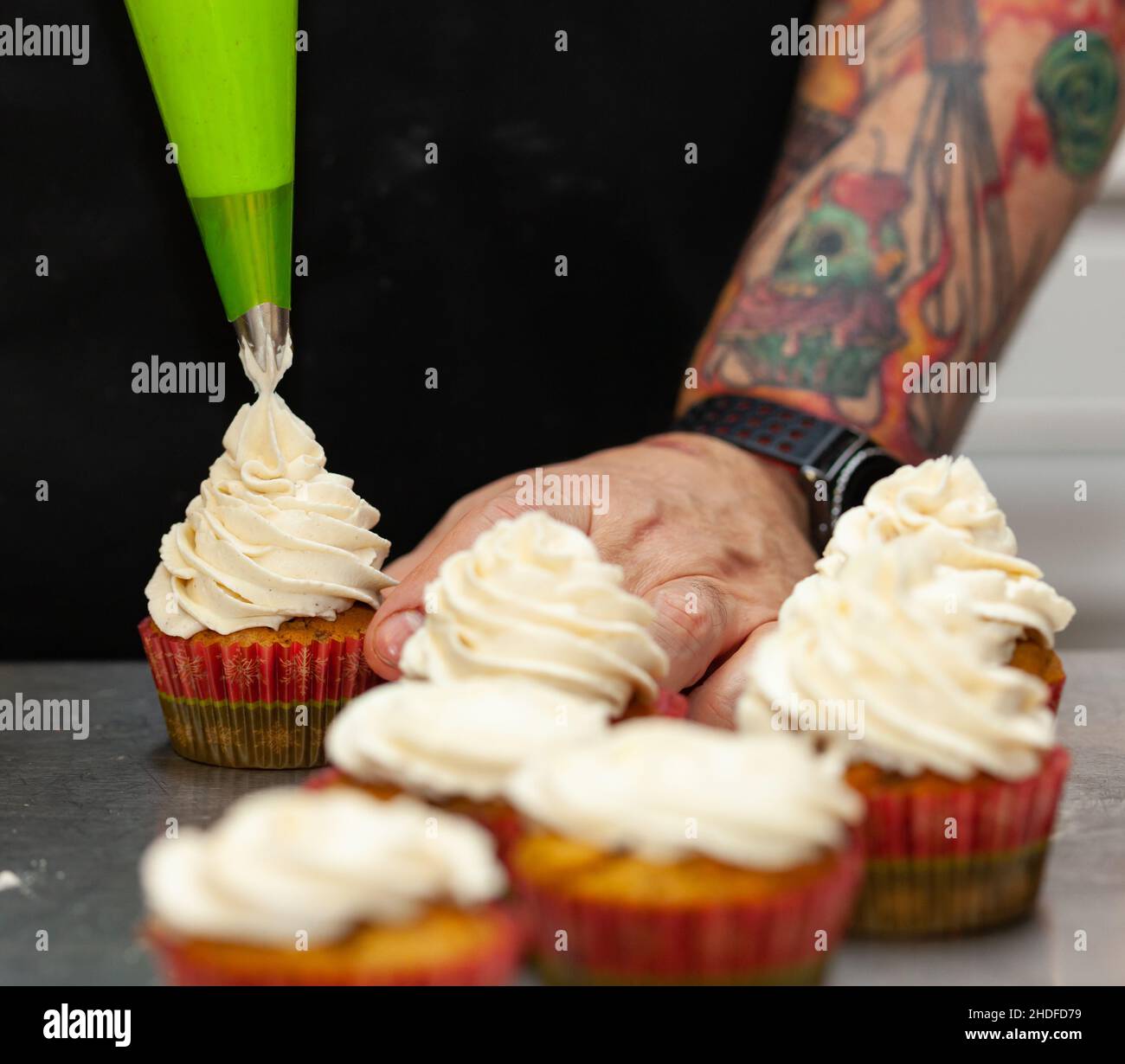 cupcake, icing, pastry tube, topping, cupcakes Stock Photo - Alamy