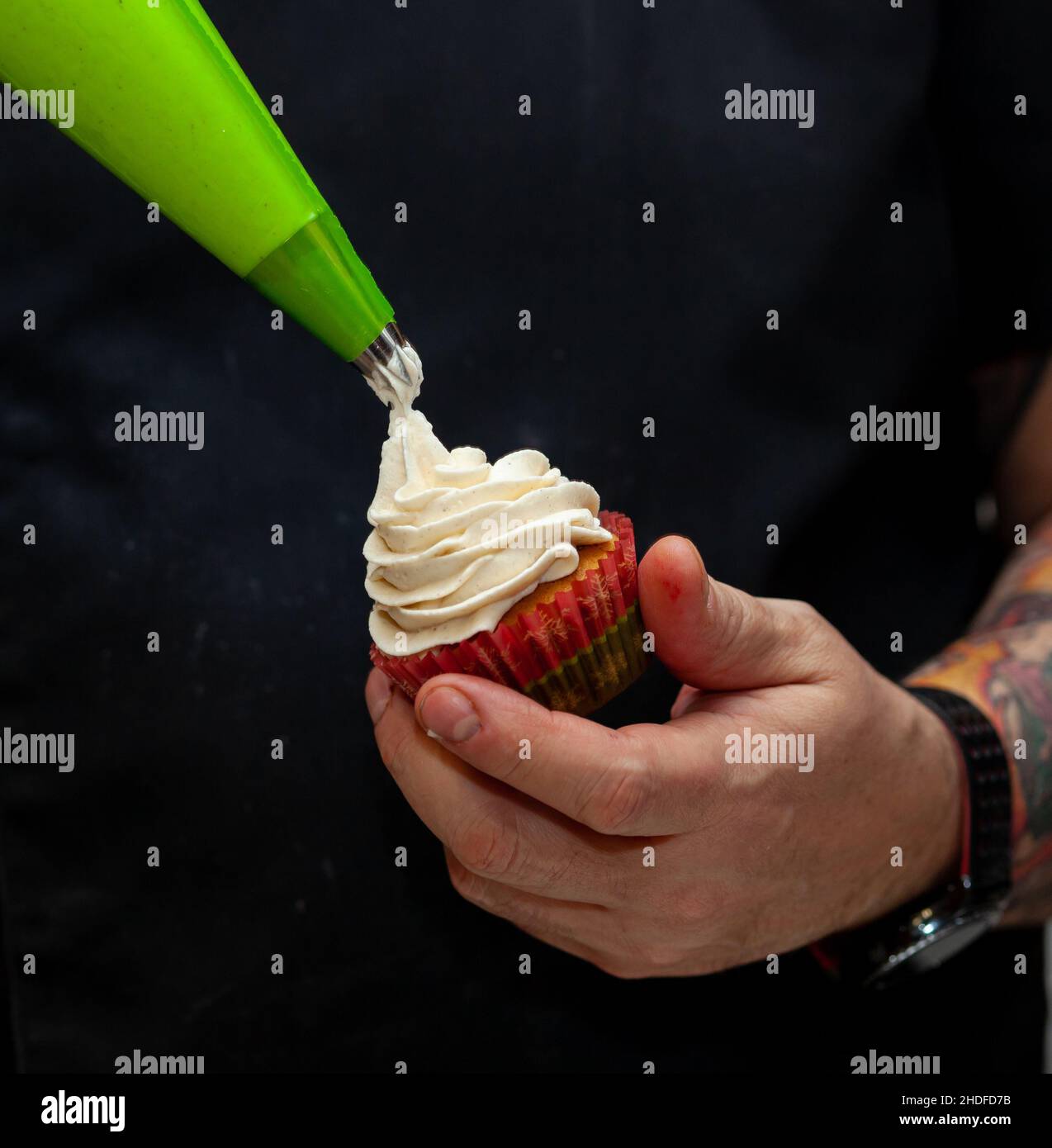 cupcake, pastry tube, topping, cupcakes Stock Photo - Alamy