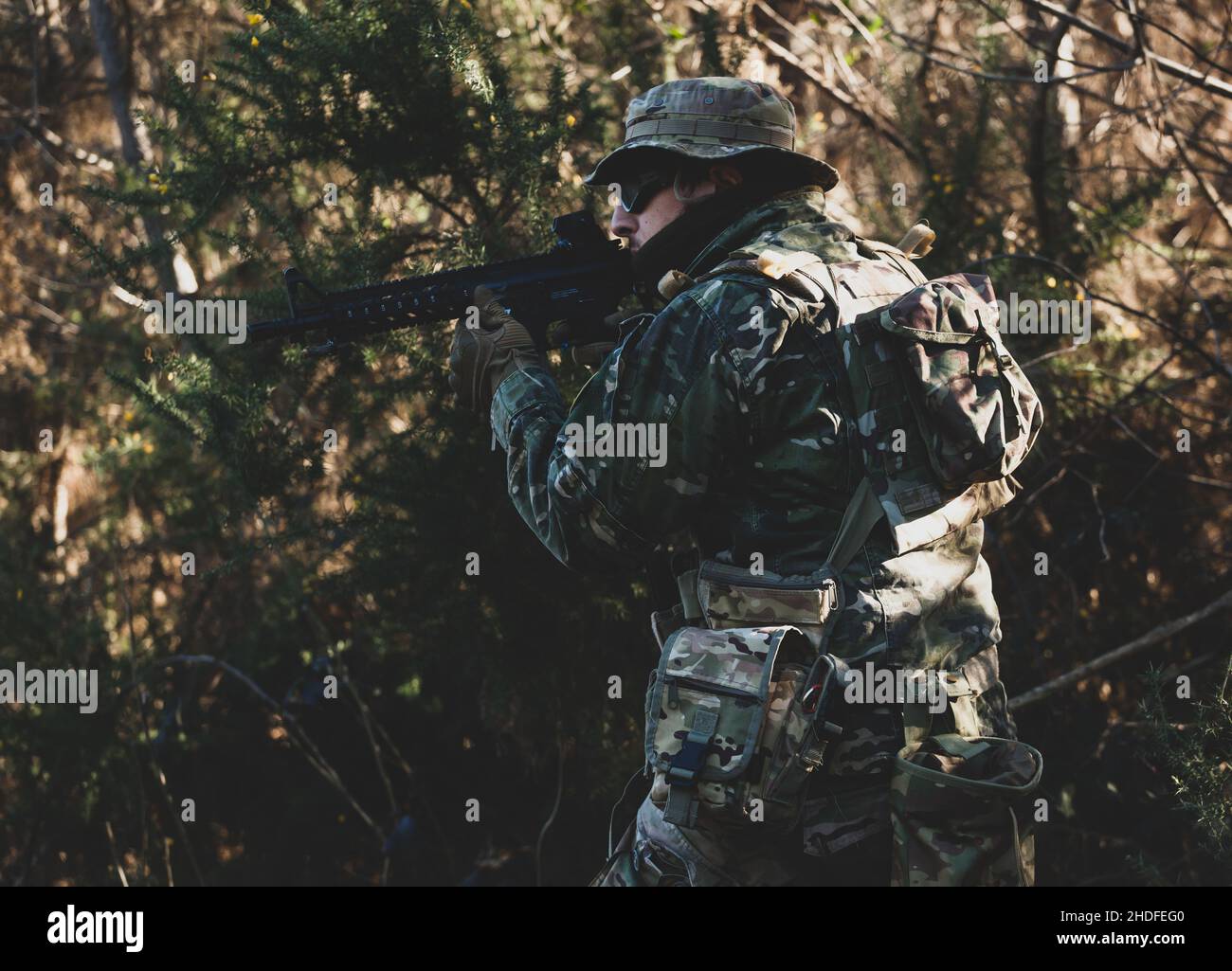 Male soldier aiming gun hi-res stock photography and images - Alamy